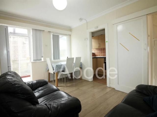 Room at Kelso Street, Leeds