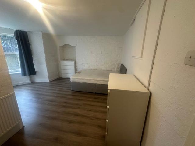 Room at Kelvingrove Street, Glasgow