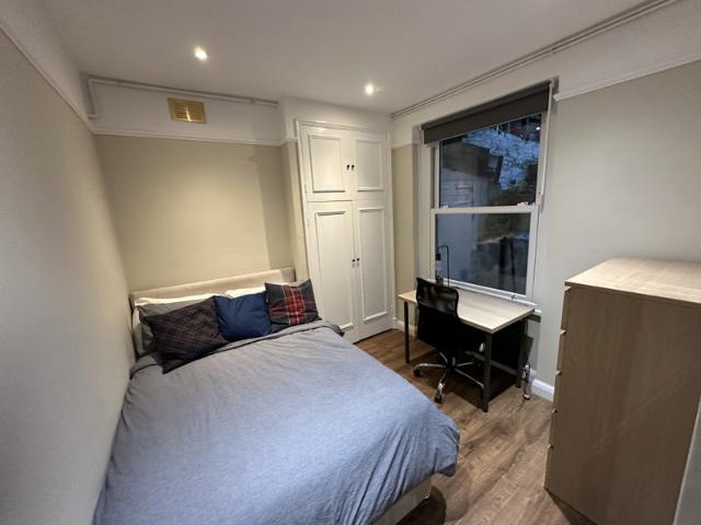 Room at Kempsford Gardens, Greater London