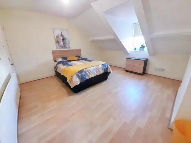 Room at Kempster Gardens, Salford