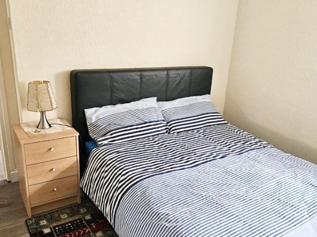 Room at Kennedy Avenue, Greater London