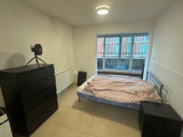 Room at Kensal Road, Greater London