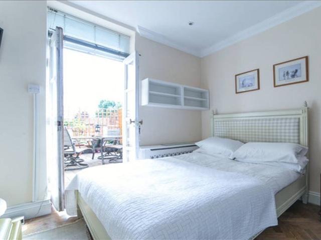 Room at Kensington High Street, Greater London