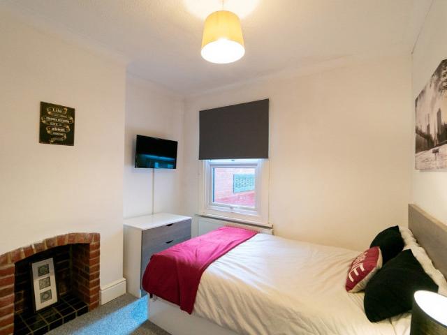 Room at Kensington Road, Reading