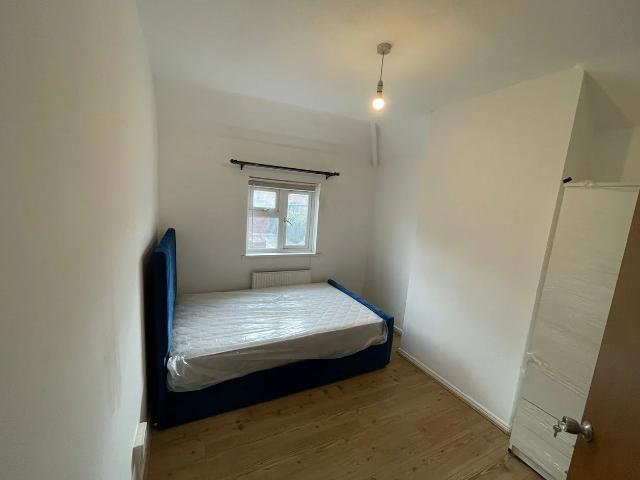 Room at Keynsham Gardens, Greater London