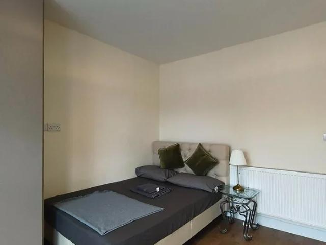 Room at Kinfauns Road, Greater London