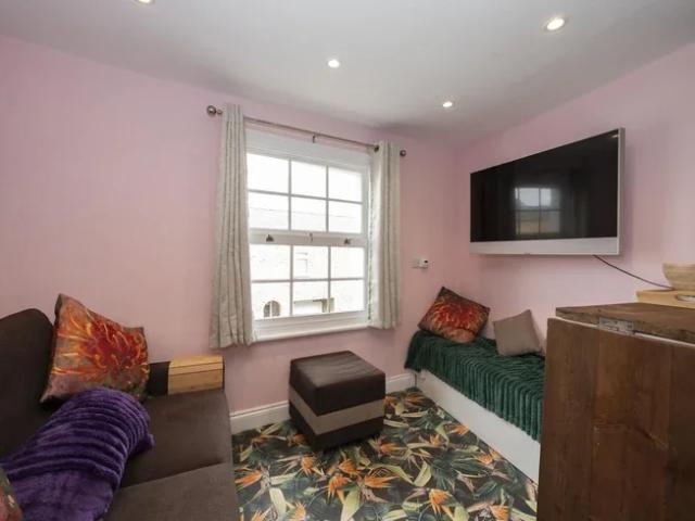 Room at King George Street, Greater London