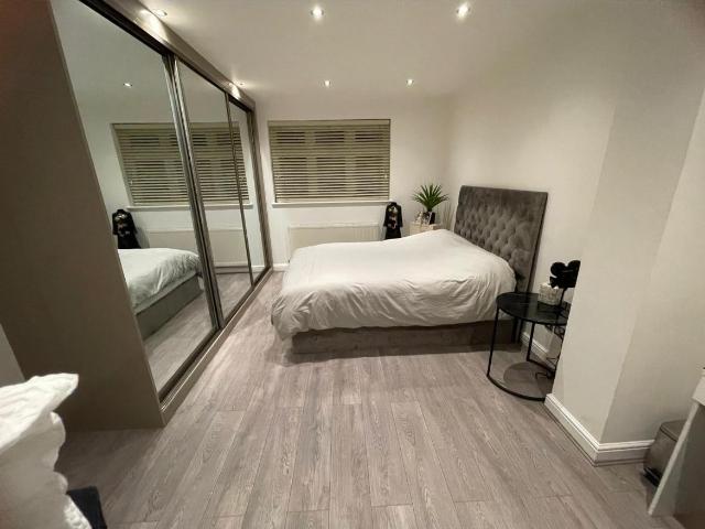 Room at Kingfisher Avenue, Greater London