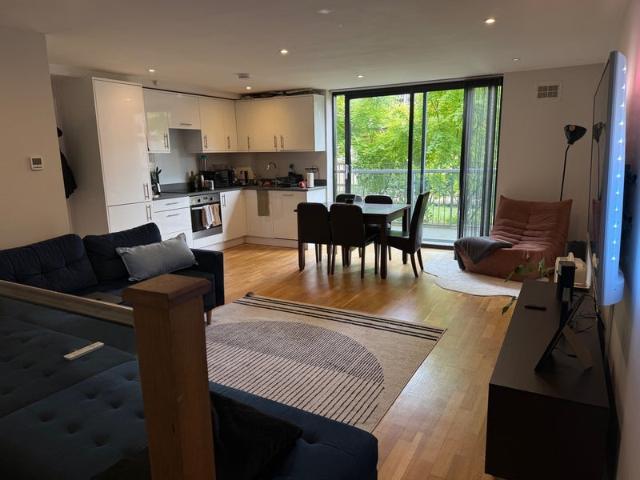 Room at Kings Avenue, Greater London