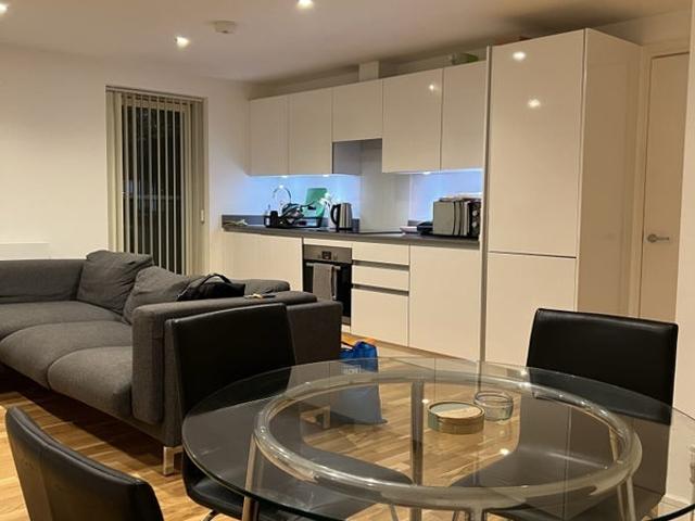 Room at Kings Avenue, Greater London