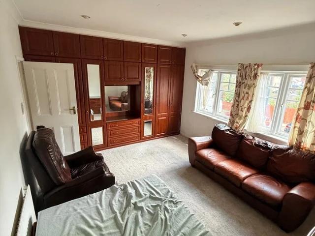 Room at King's Avenue, Greater London