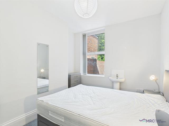Room at Kings Bench Street, Hull