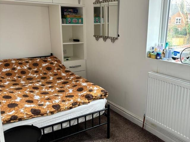 Room at Kings Road, Trafford