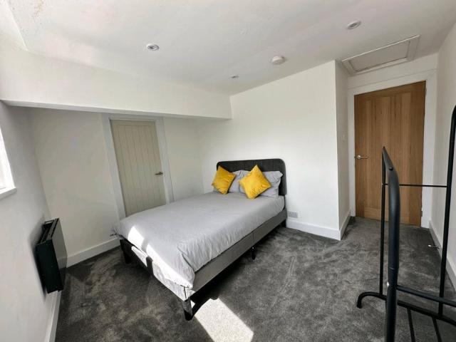 Room at Kings Road, Trafford