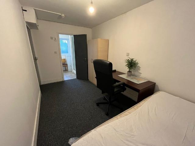 Room at Kingsbridge Crescent, Greater London
