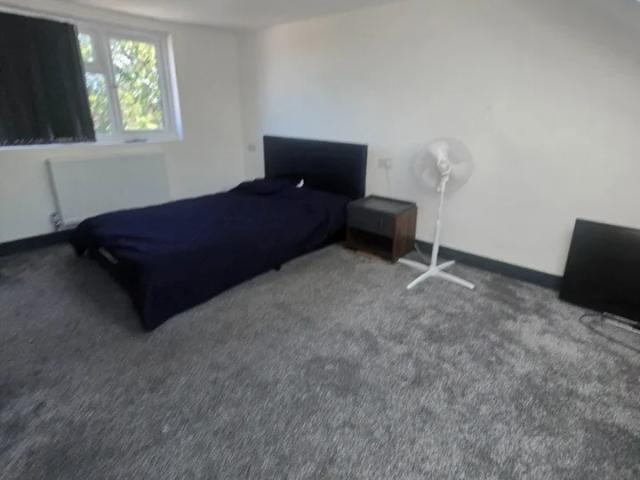 Room at Kingshill Avenue, Greater London