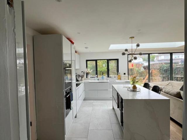 Room at Kingswood Avenue, Greater London