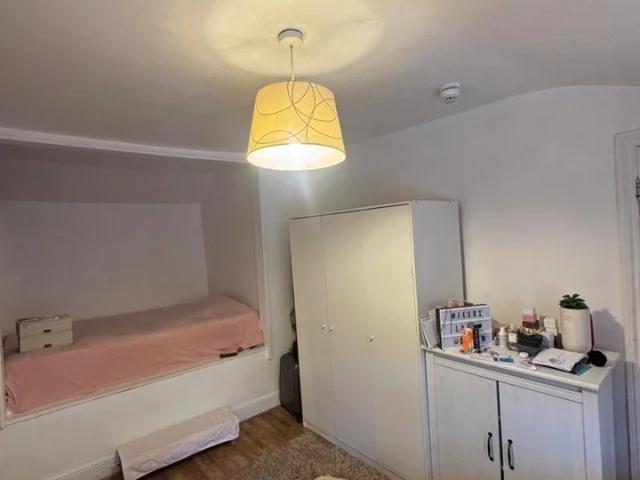 Room at Kingswood Road, Greater London