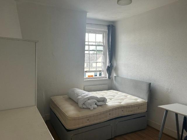 Room at Kingston Hill, Greater London