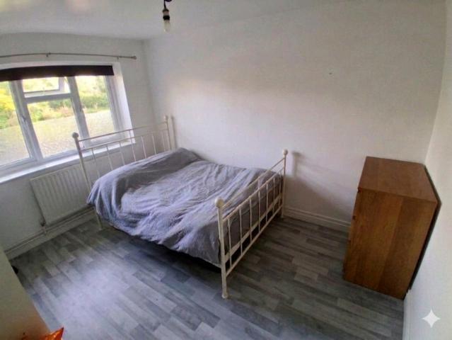 Room at Kingston Road, Greater London