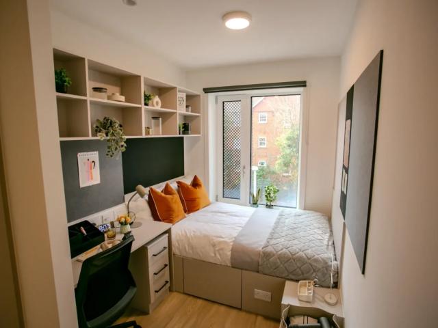 Room at Kingston Road, Greater London