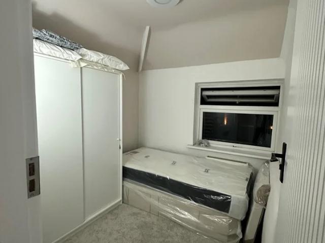 Room at Kingston Road, Greater London