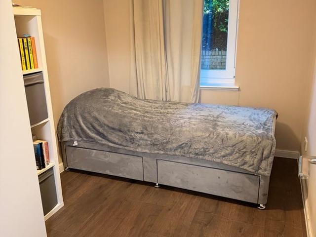 Room at Kirkton Avenue, Glasgow