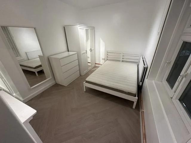 Room at Knight Crescent, Middleton