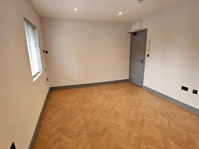 Room at Knight's Hill, Greater London