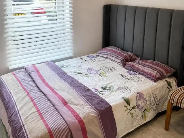 Room at Knight's Hill, Greater London