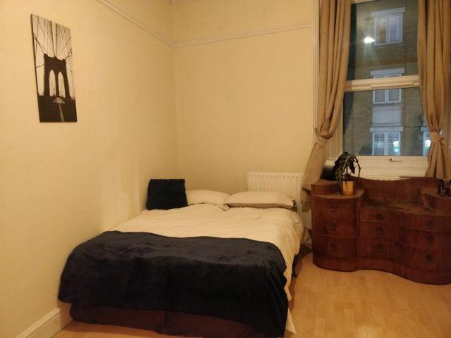 Room at Knight's Hill, Greater London