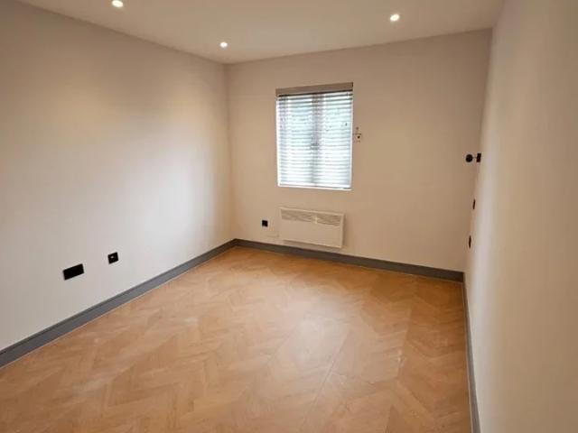 Room at Knight's Hill, Greater London