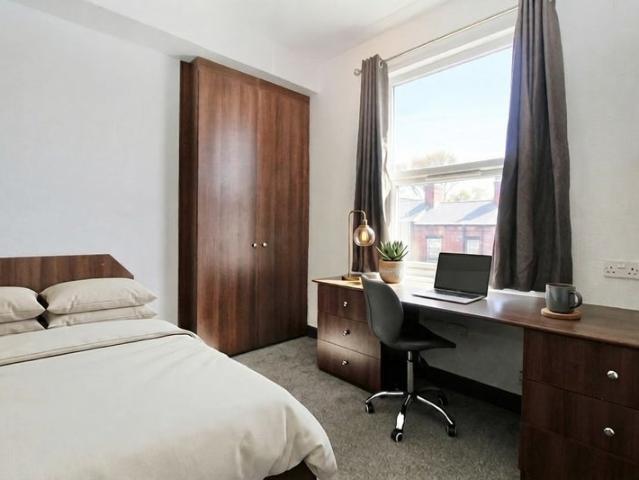 Room at Lumley Avenue, Leeds