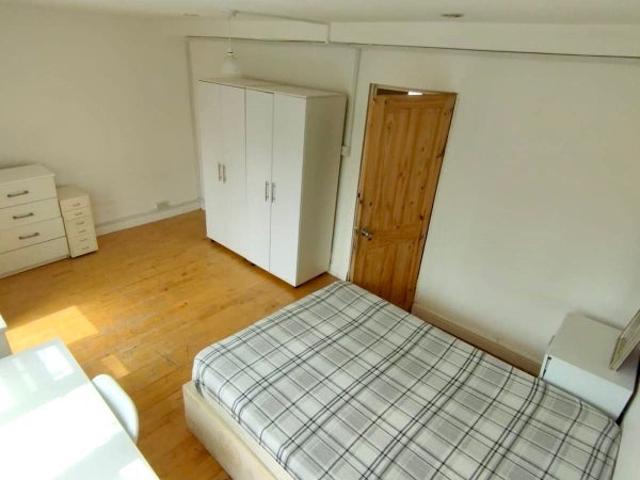 Room at Lupus Street, City of Westminster