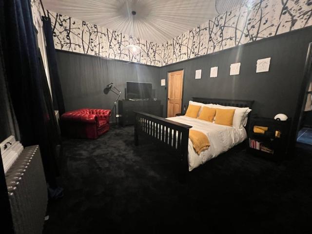 Room at Lyons Fold, Trafford