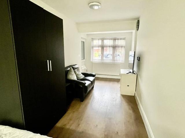 Room at Lynwood Avenue, Slough