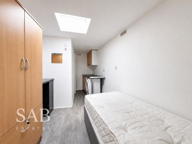 Room at Laburnum Grove, Greater London