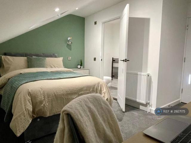 Room at Laburnum Grove, Portsmouth