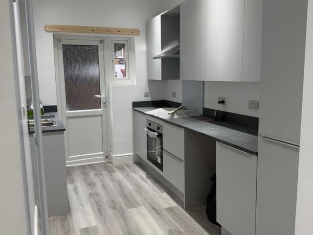 Room at Lakehall Road, Greater London