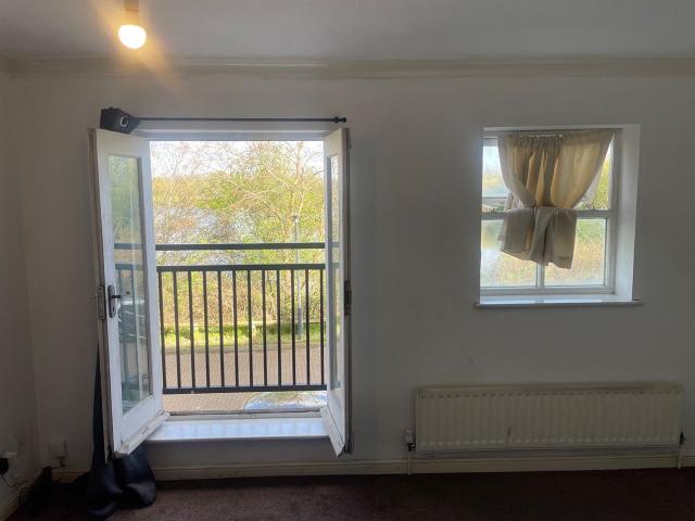 Room at Lakeside Avenue, Greater London