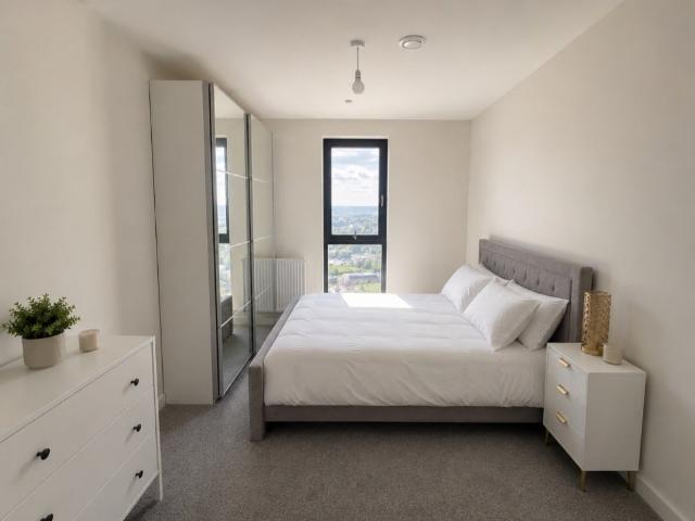 Room at Lakeside Drive, Greater London