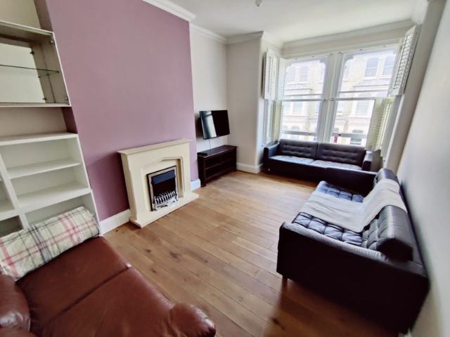 Room at Lakeside Road, Greater London