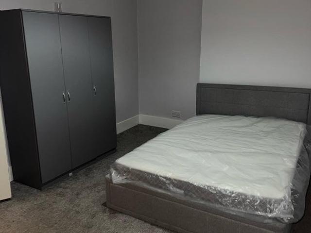 Room at Lancing Road, Greater London