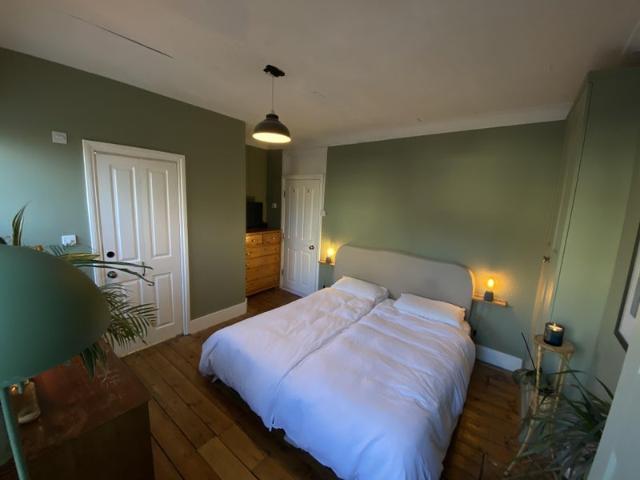 Room at Langthorne Road, Greater London