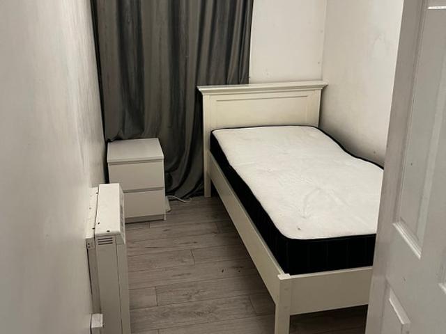 Room at Langthorne Road, Greater London