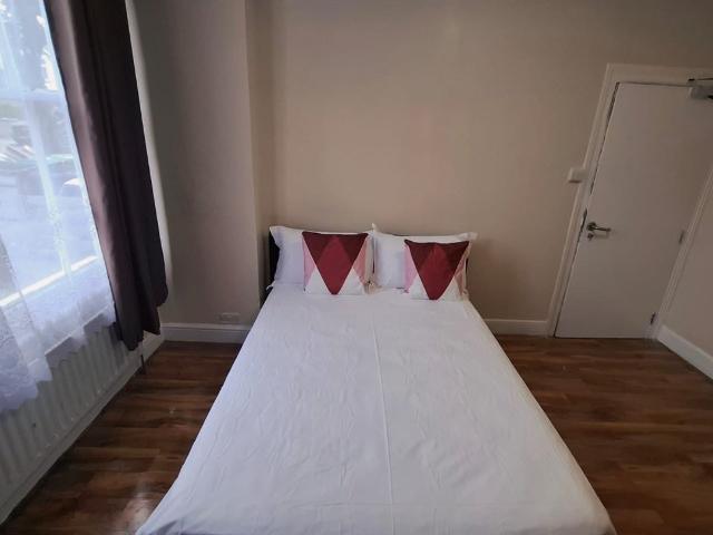 Room at Lansdowne Road, Greater London