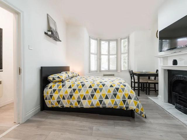 Room at Lansdowne Road, Greater London
