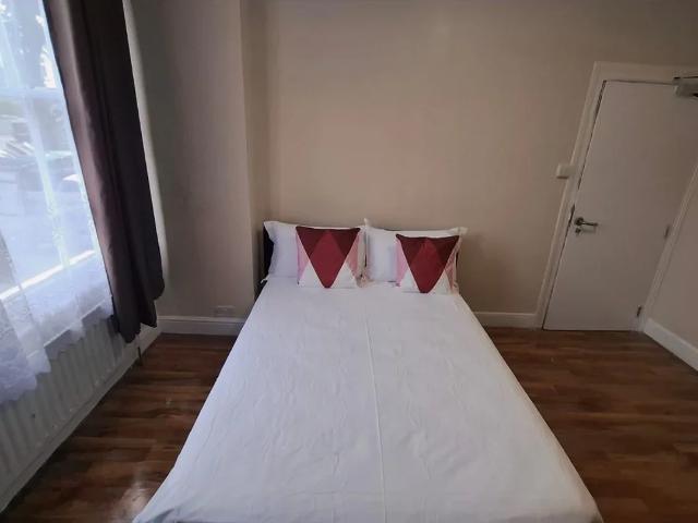 Room at Lansdowne Road, Greater London