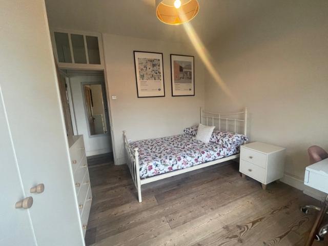 Room at Lant Street, Greater London