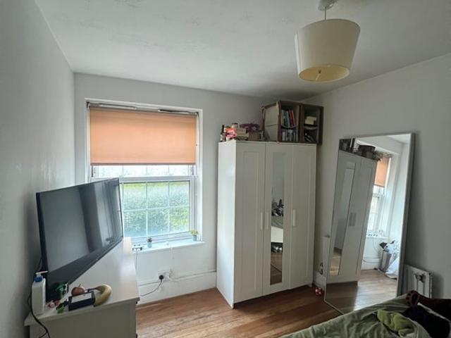 Room at Lant Street, Greater London